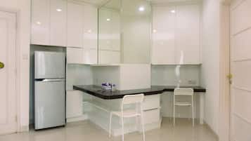 Apartamento, 2 quartos | Cozinha privada | Um frigorífico, uma placa de cozinha, utensílios de cozinha