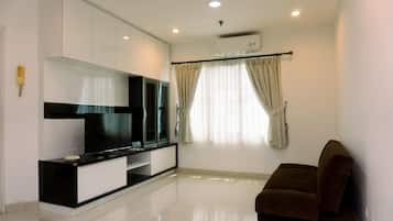 Apartamento, 2 quartos | Sala de estar | Televisor