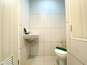 Estúdio | Casa de banho | Um polibã, artigos de higiene pessoal grátis