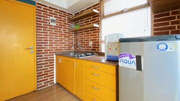 Apartamento, 1 quarto | Cozinha privada | Geladeira, cooktop, talheres/pratos/utensílios de cozinha