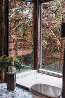 Cabana design | Banheiro | Chuveiro, chuveiro com efeito de chuva, secador de cabelo, sabonete