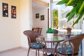 Apartamento conforto | Opções para refeição ao ar livre