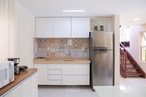Apartamento família | Cozinha privada | Geladeira, micro-ondas, talheres/pratos/utensílios de cozinha