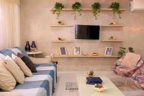 Apartamento | Área de estar | TV de plasma 43 polegadas com canais via satélite, TV