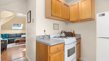 Apartamento, 2 camas queen-size, pátio, vista para o jardim (118 Whitcomb - Unit B (upper)) | Cozinha privada | Um frigorífico, um micro-ondas, um forno, uma placa de cozinha