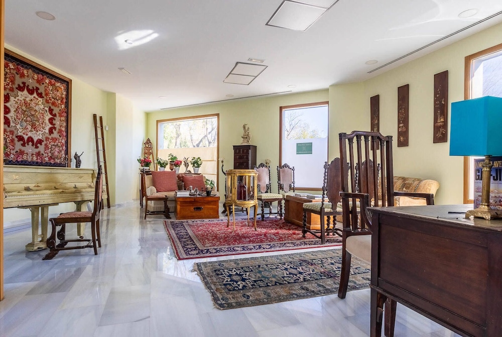 Unique 3 Apartment Carmona Villa - Carmona