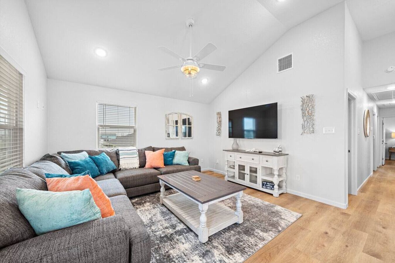 Spacious Home With Deck, Steps To The Beach - Surfside Beach, TX