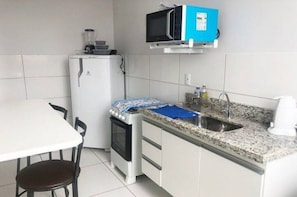 Apartamento | Cozinha privada | Um micro-ondas, liquidificador, utensílios de cozinha 
