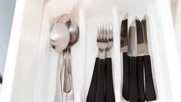 Apartamento | Cozinha privada | Um micro-ondas, liquidificador, utensílios de cozinha