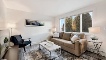 Casa de Férias, várias camas, pátio, vista para o jardim (1751 E 16th St. Loveland) | Sala de estar | Televisor de ecrã plano de 50 polegadas com canais digitais, televisor