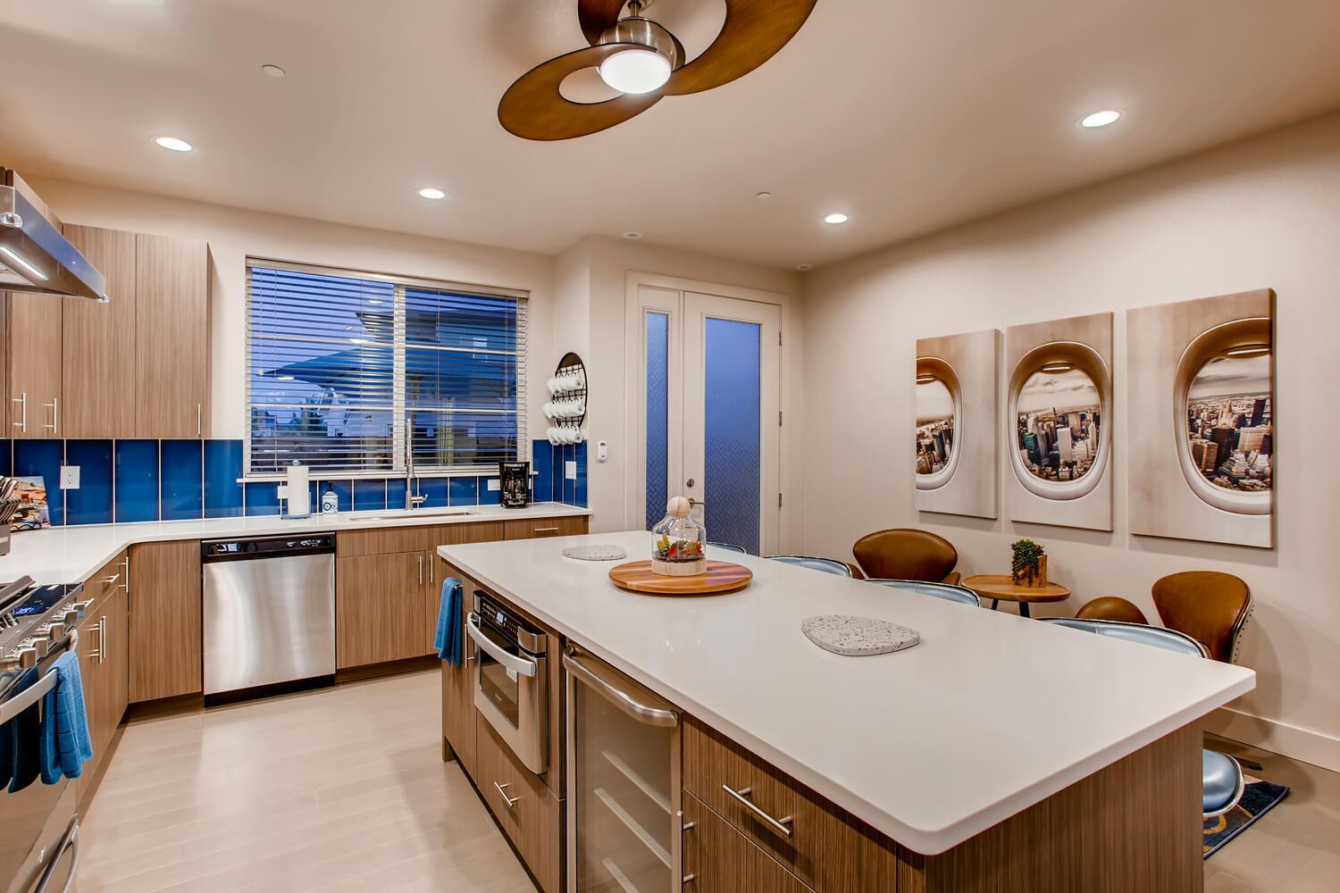 Casa, várias camas, pátio, vista para o jardim (908 Jerome St. (Unit 4)*) | Cozinha privada | Um frigorífico, um micro-ondas, um forno, uma placa de cozinha 