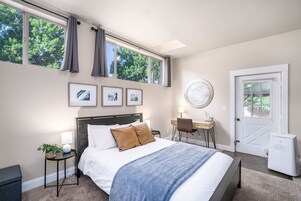 Quarto com cama, escrivaninha, cadeira, aquecedor e porta.