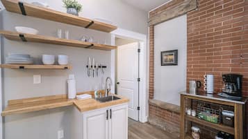 Apartamento, 1 cama king-size e sofá-cama, pátio, vista para o jardim (633 Mathews St.) | Cozinha privada | Um frigorífico, um micro-ondas, uma cafeteira/bule