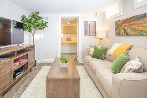 Apartamento, várias camas, cozinha, vista para o jardim (1534 10th Ave. - Lower) | Área de estar | TV 40 polegadas com canais digitais