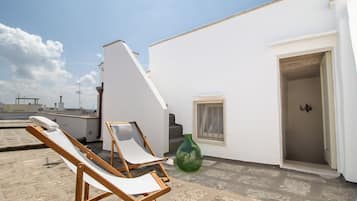 Suíte estúdio júnior, 1 cama de casal e sofá-cama, vista para o jardim | Edredons de pluma, frigobar, cofres nos quartos, Wi-Fi de cortesia