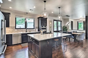 Casa, várias camas, pátio, vista para o jardim (327 N. Loomis Ave*) | Cozinha privada | Um frigorífico, um micro-ondas, um forno, uma placa de cozinha 
