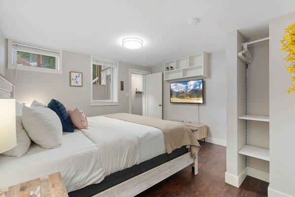 Apartamento, várias camas, cozinha, vista para o jardim (622 W. Laurel St. - Lower) | 2 quartos, Wi-Fi de cortesia