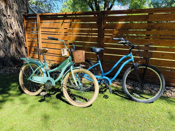 Industrial Old Town Bungalow W/ Free Cruiser Bikes - Wellington, CO