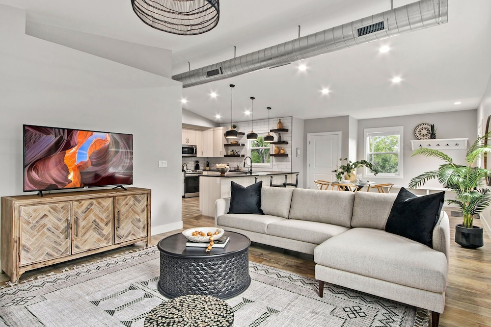 Spacious Downtown Apartment – Walk To Old Town Fc! - Fort Collins