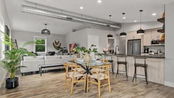 Apartamento, várias camas, pátio, vista para o jardim (317 Stover St. Unit C) | Cozinha privada | Um frigorífico, um micro-ondas, um forno, uma placa de cozinha