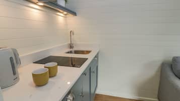 Um frigorífico, uma chaleira elétrica, uma torradeira