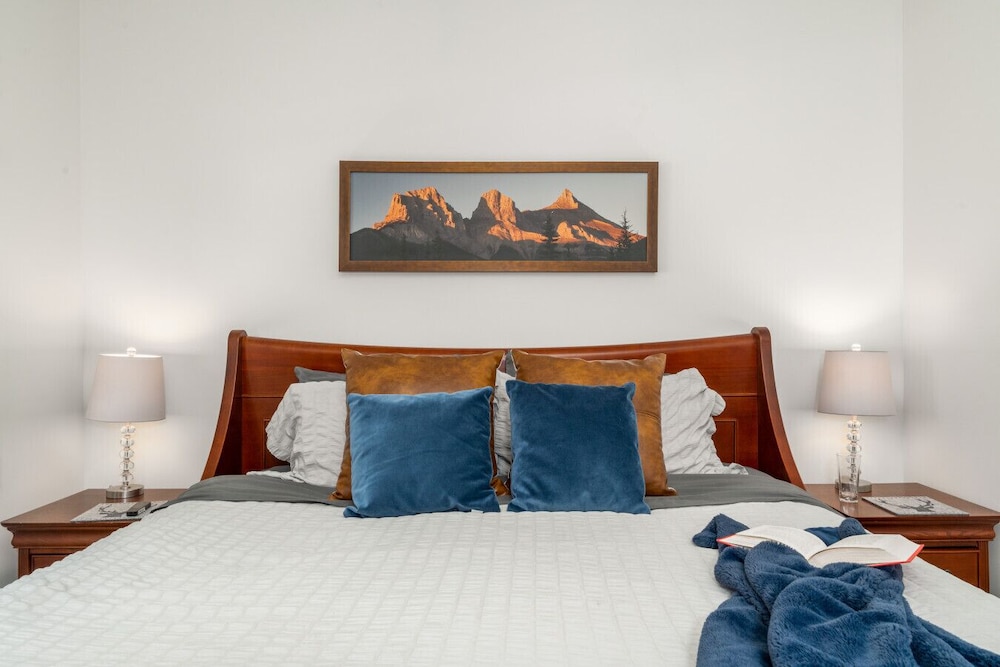 Aurora Nights - Cozy Living - Spa, Pool & Hot Tub - Canmore