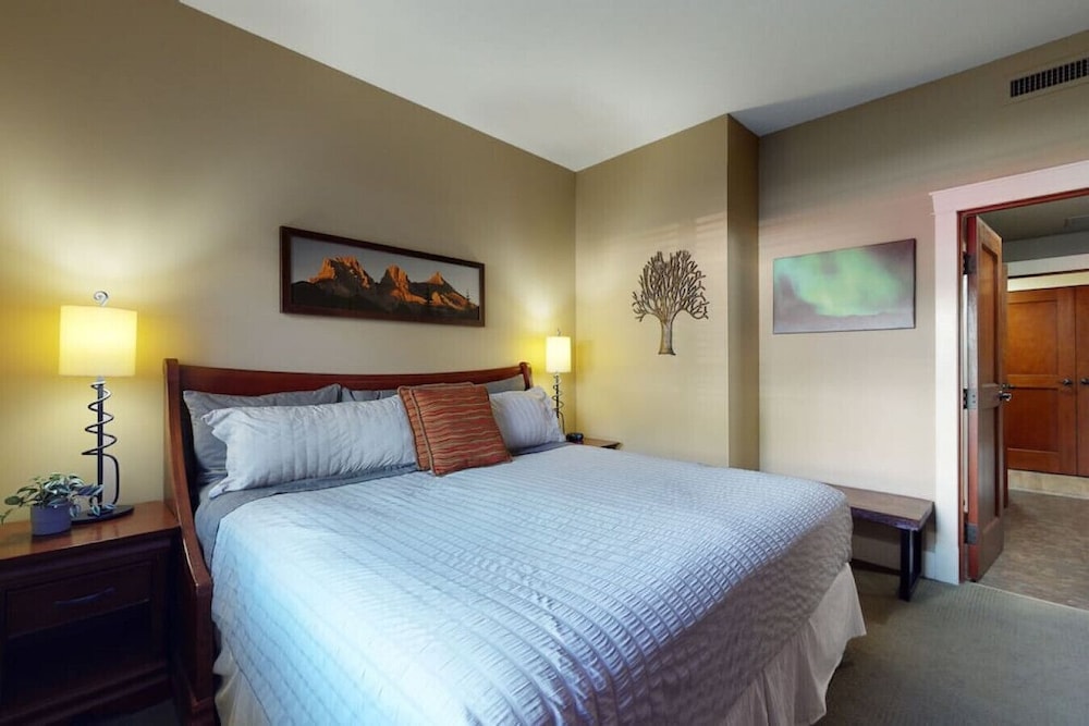 Ravens Ridge - Nestled Two Bed - Spa, Pool & Hot Tub - Canmore