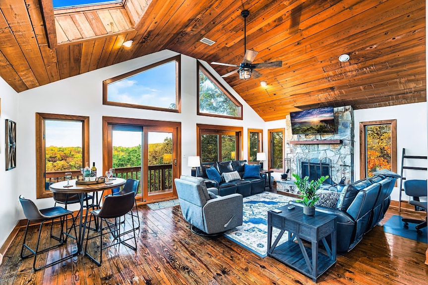 Amazing Views From 3 Decks! Hot Tub - Pool Table - Foosball - Arcade - Grill - Wintergreen Resort, VA