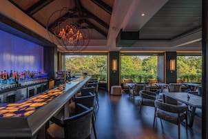 3 bares/lounges