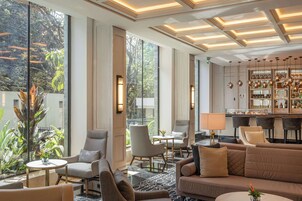 3 bares/lounges 