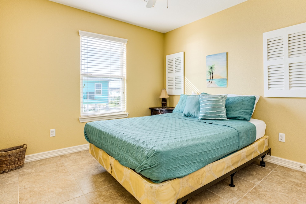 Exquisite oceanfront home with pier, easy fishing, balcony, lovely ...