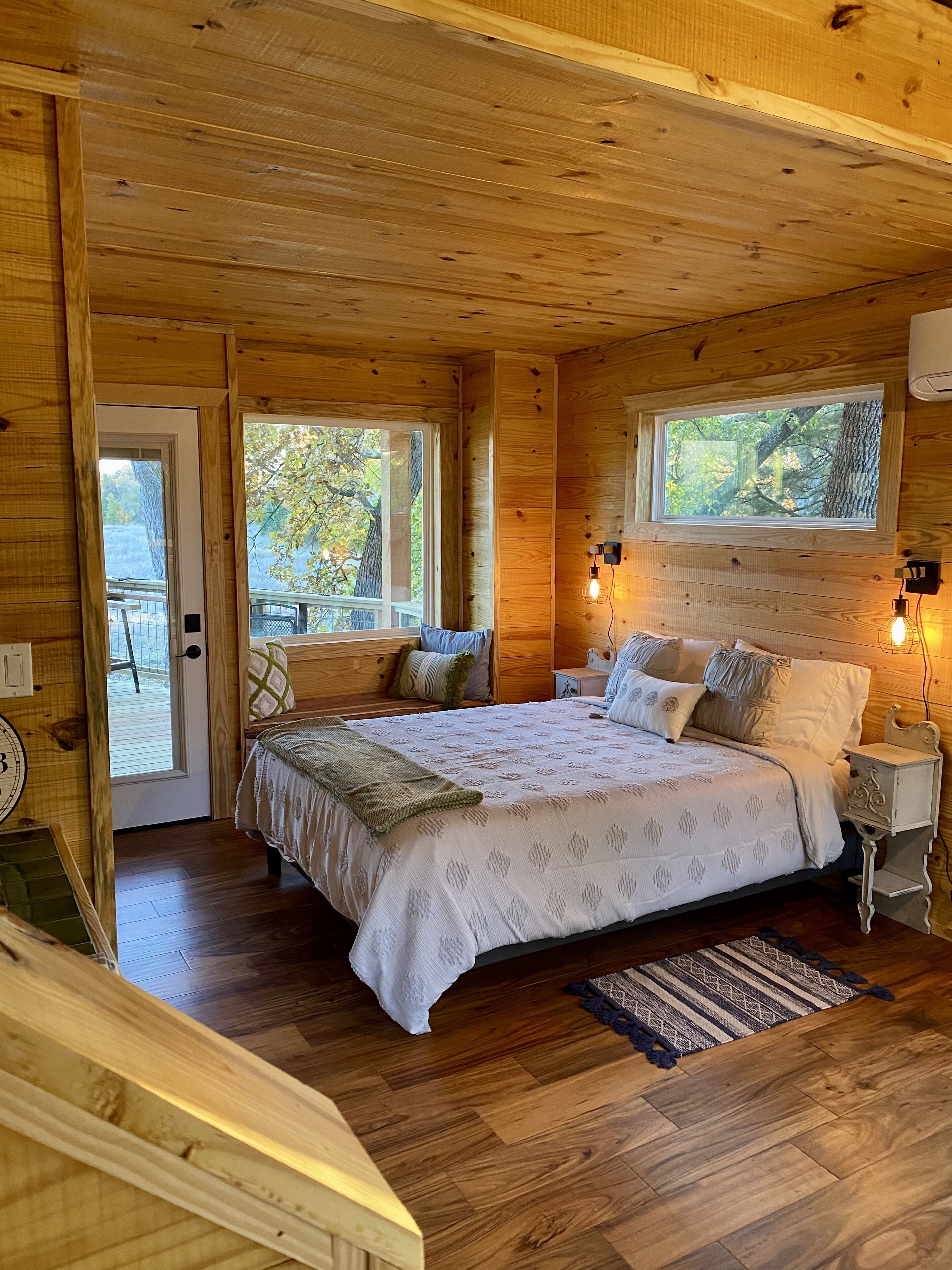 Coach's Quarters - The Dugout - Come Spend The Night In The Trees!!