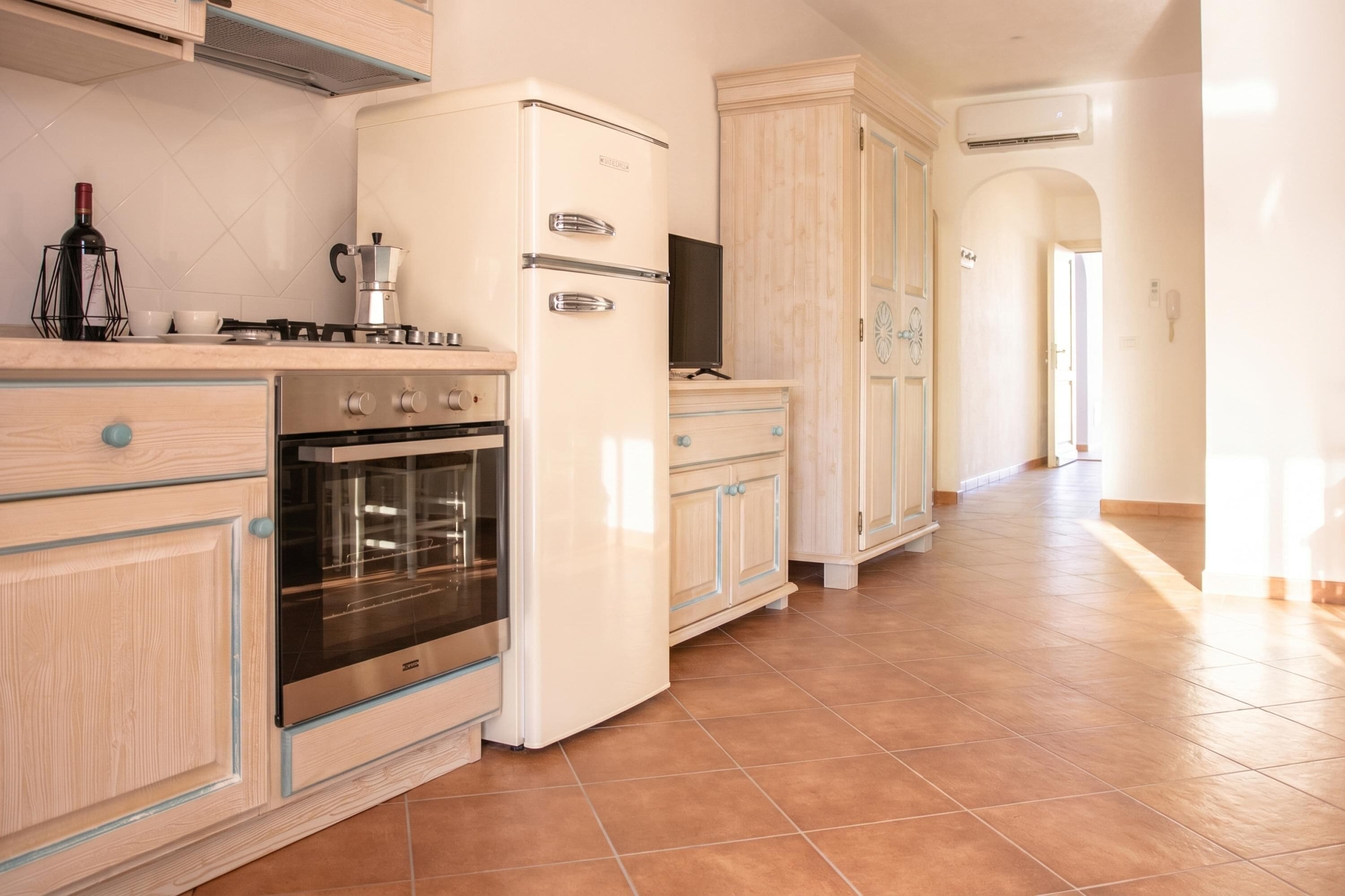 Apartamento Standard, vários quartos (Le Residenze Del Golfo Di Orosei Bilo) | Cozinha privada | Um forno, uma placa de cozinha, utensílios de cozinha 