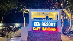 Placa do Café Ken Resort Hammam com uma escadaria que leva até ele.