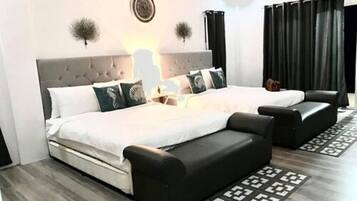 Suite | Cofre no quarto, cortinas/cortinados opacos, roupa de cama fornecida