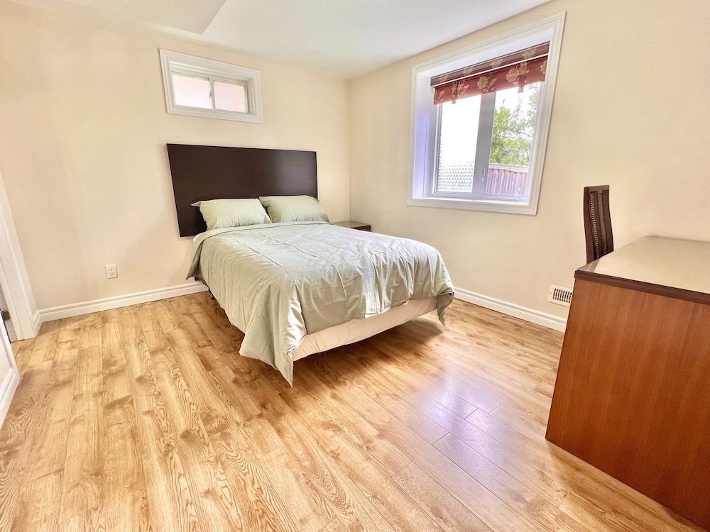 Cozy Home In Richmond Hill With Free Parking -