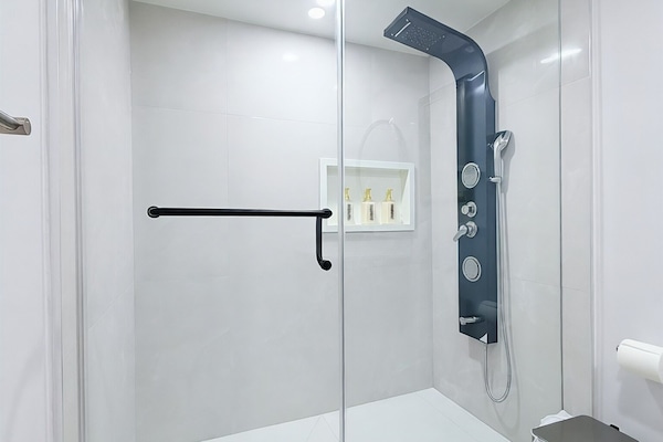 Um polibã, um secador de cabelo, toalhas fornecidas, sabão