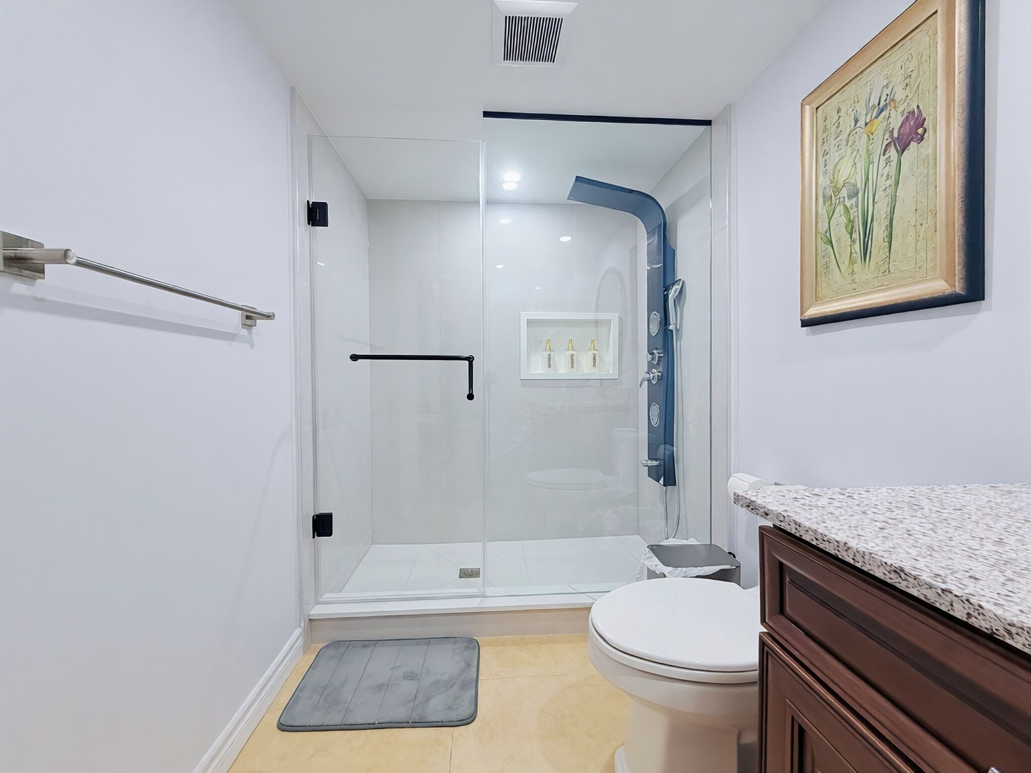 Chuveiro, secador de cabelo, toalhas de banho, sabonete