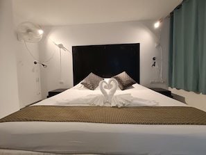 Quarto Duplo Standard | Casa de banho | Um polibã, um chuveiro fixo, artigos de higiene pessoal grátis 