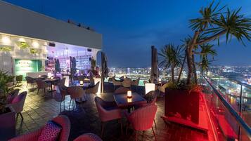 Este bar no terraço do hotel, junto à piscina, aberto diariamente