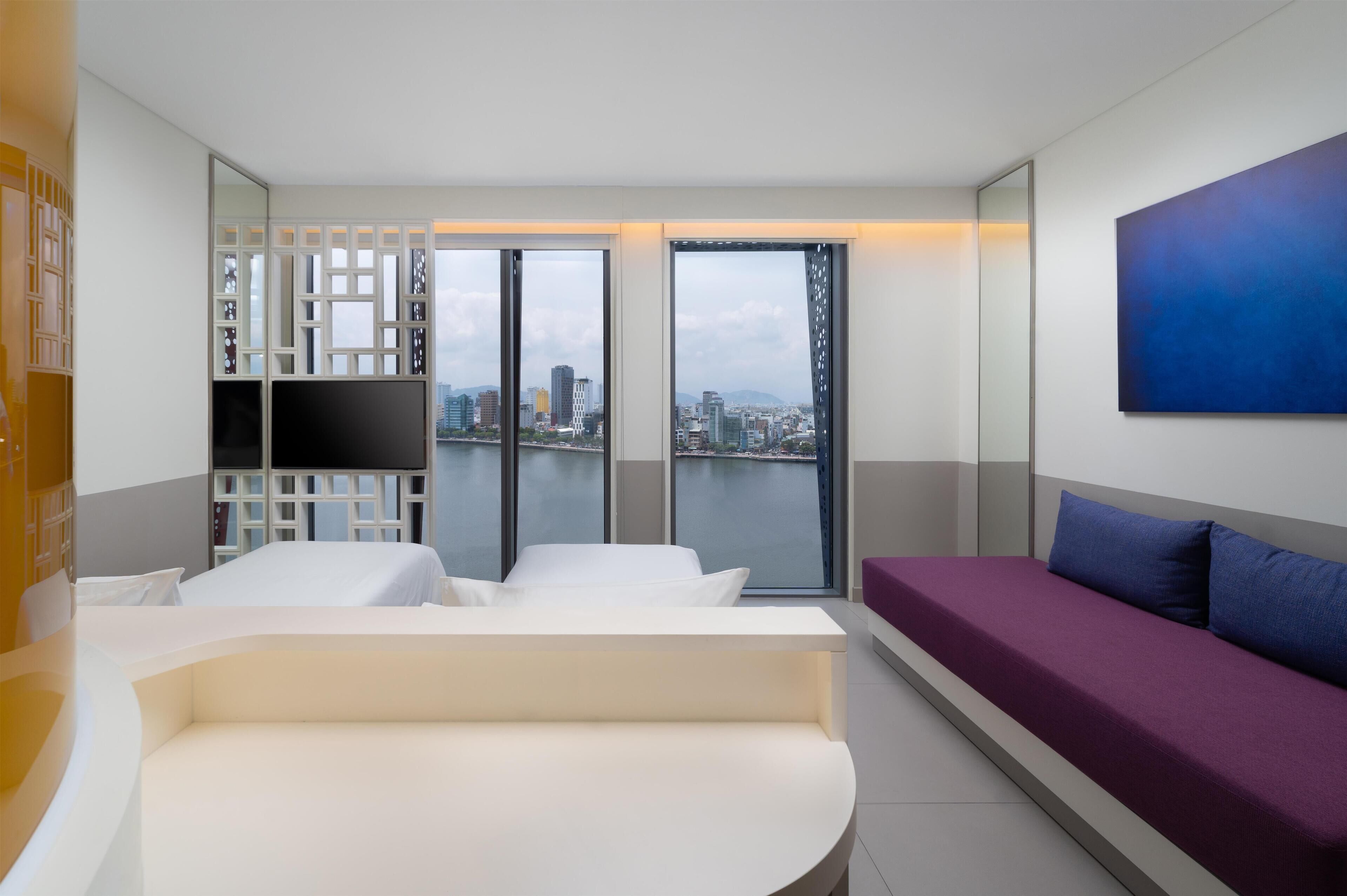 Quarto luxo, 2 camas de solteiro, vista para o rio | Roupas de cama premium, camas Select Comfort, cofres nos quartos