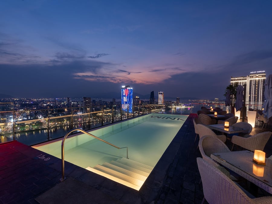 Piscina exterior, espreguiçadeiras