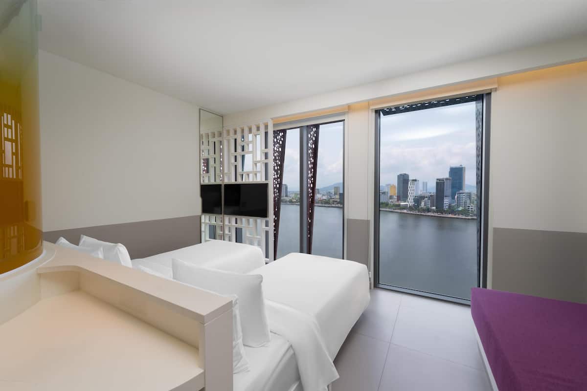 Quarto luxo, 2 camas de solteiro, vista para o rio | Roupas de cama premium, camas Select Comfort, cofres nos quartos