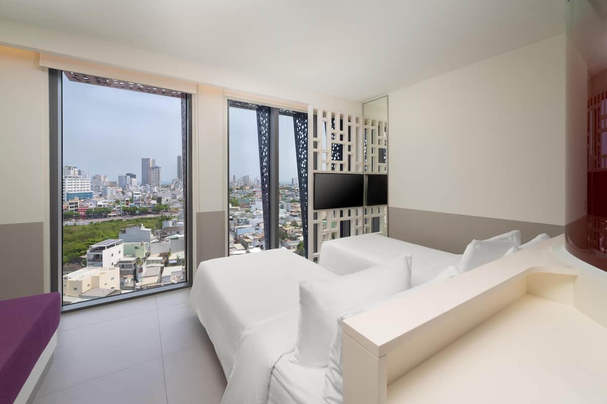 Quarto luxo, 2 camas de solteiro, vista para a cidade | Vista do quarto