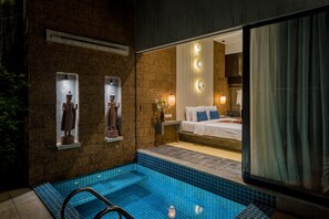 3 piscinas exteriores, guarda-sóis, espreguiçadeiras 