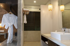 Quarto Júnior | Casa de banho | Produtos de higiene exclusivos, um secador de cabelo, roupões, chinelos 