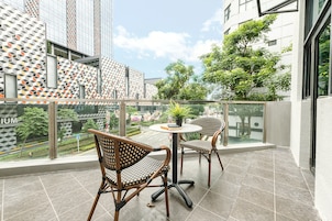 Quarto casal luxo, 1 cama Queen, sacada | Frigobar, individualmente mobiliados, escrivaninha, Wi-Fi de cortesia