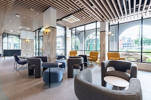 Área de estar no saguão