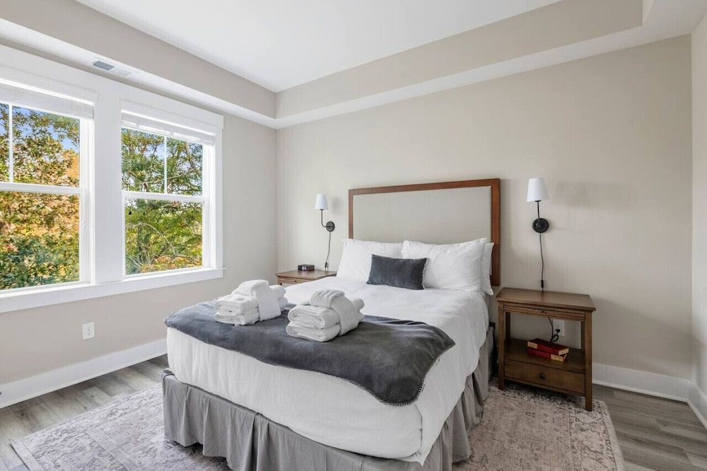 Bridge View Double - Two Luxury Homes - Sleeps 16 - Mount Pleasant | Vrbo