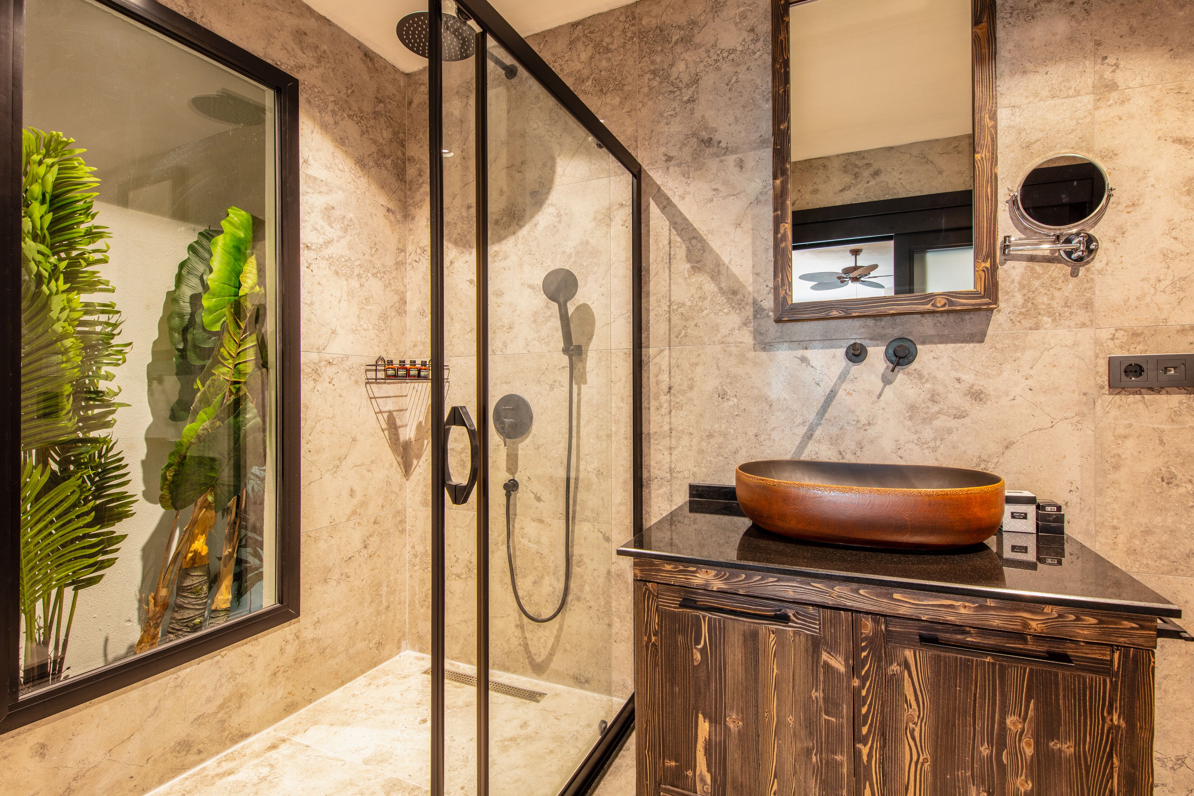 Um polibã, um chuveiro fixo, um secador de cabelo, chinelos 